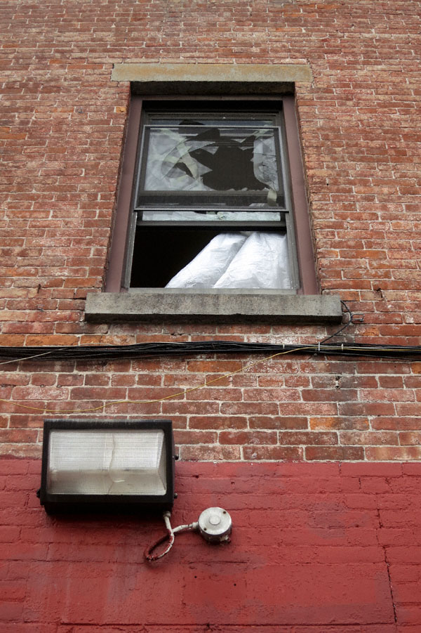 New York Shitty Photo Du Jour, Part II: Broken Windows : newyorkshitty.com